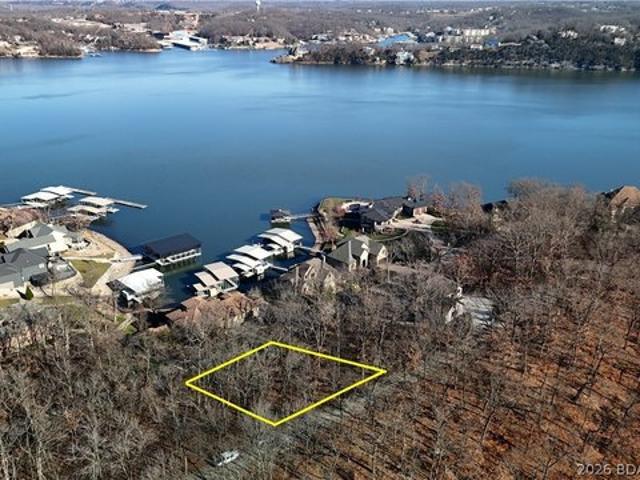 1541 Qunta Grande Dr, Sunrise Beach, MO 65079