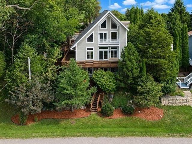 15420 Jennings Rd, Fenton, MI 48430