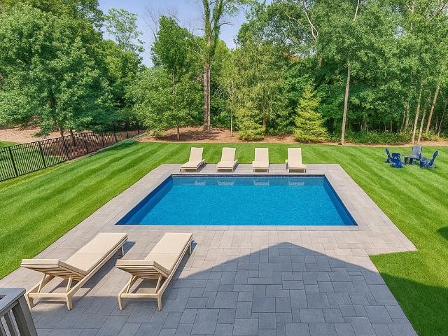1542 Amesbury Ln