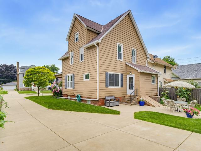 1542 S 79th St