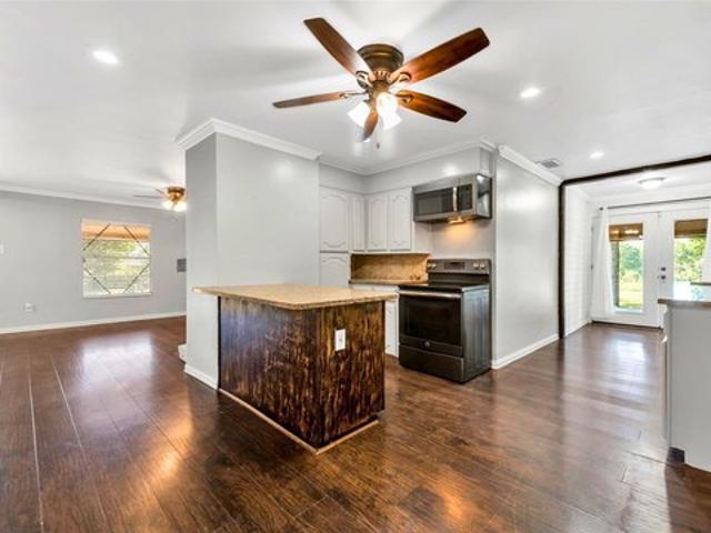 1542 W Reindeer Rd, Lancaster, TX 75146