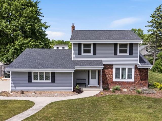 15430 W Harcove Dr, New Berlin, WI 53151