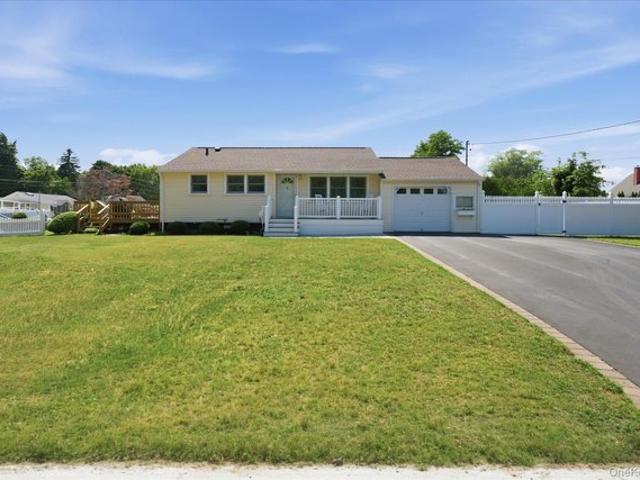 154 8th Ave, Kings Park, NY 11754