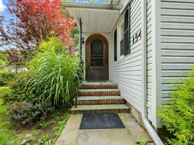 154 Cedar Rd E, Mastic Beach, NY 11951