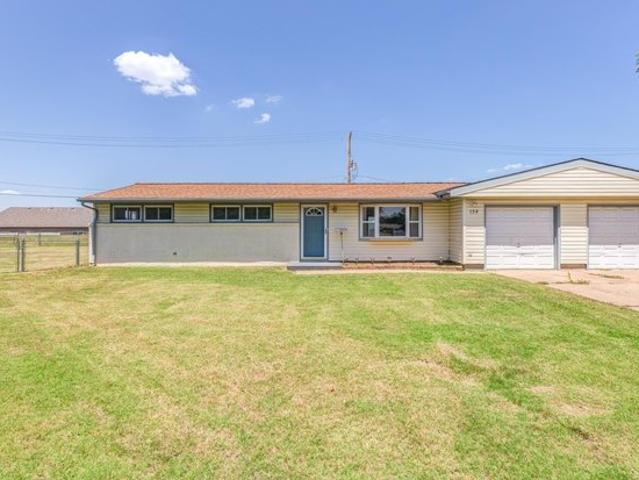 154 Hoover Ct, Salina, KS 67401