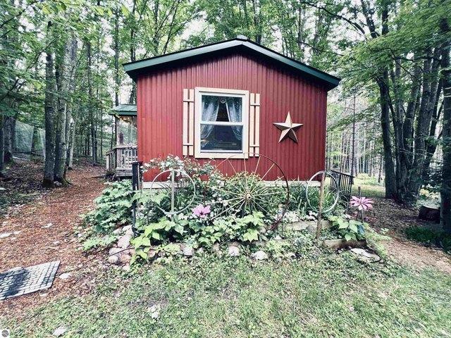 154 Hills Cir, Leroy, MI 49655
