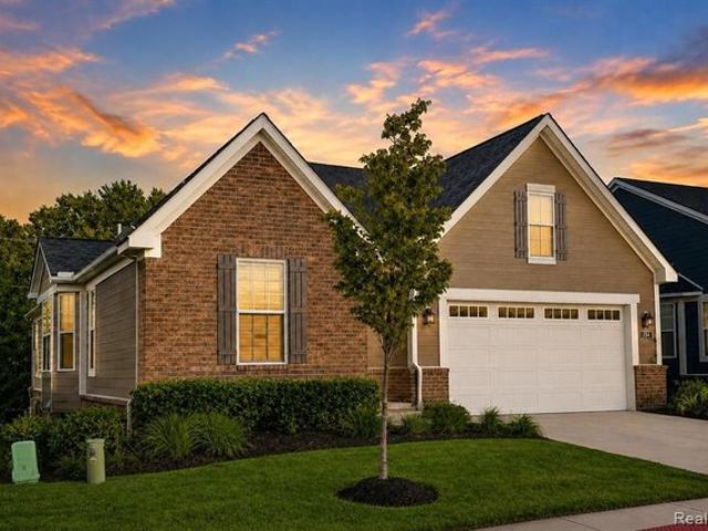 154 Mulberry Ln, Rochester Hills, MI 48309
