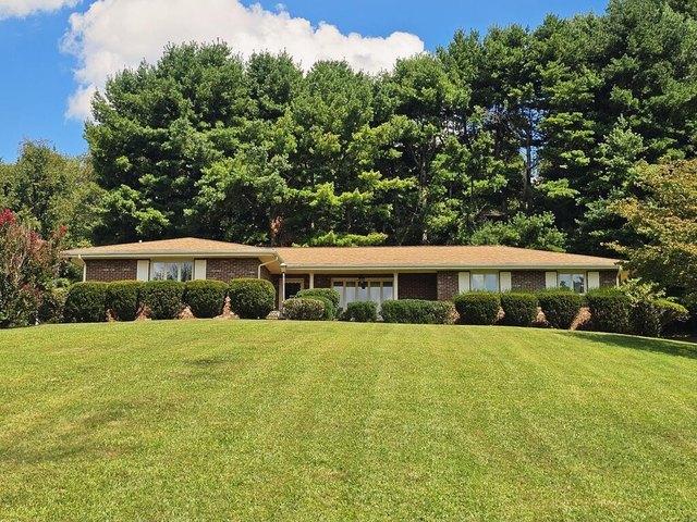 154 Stapleton St, Pounding Mill, VA 24637