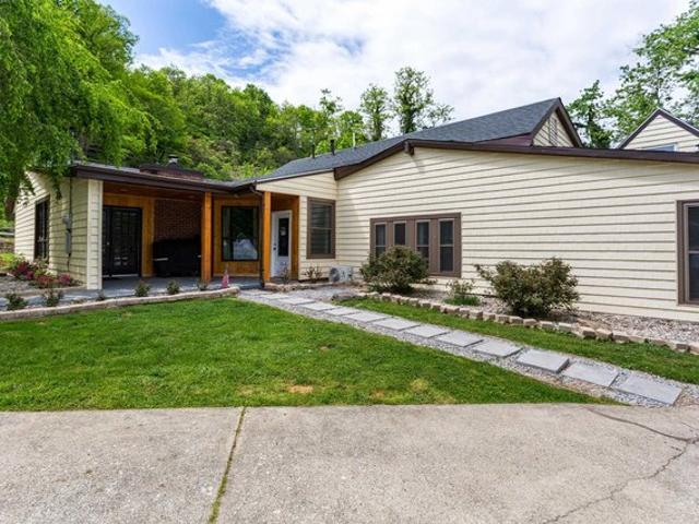 154 Strawberry Rd, Saint Albans, WV 25177