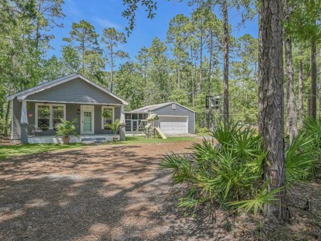154 Sweetwater Ln, Freeport, FL 32439