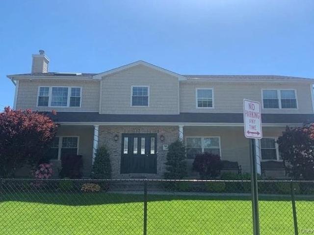 154 Woodward Pkwy, Farmingdale, NY 11735