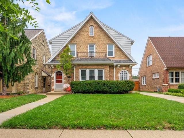 1554 E Hampton Dr, Whitefish Bay, WI 53217