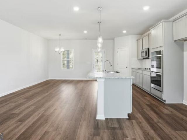 1555 Sungrown Way