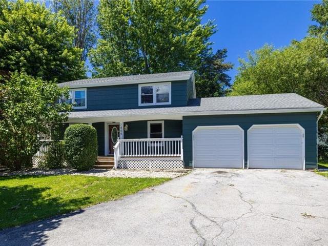 1555 Trefoil Ct, Walworth, NY 14568