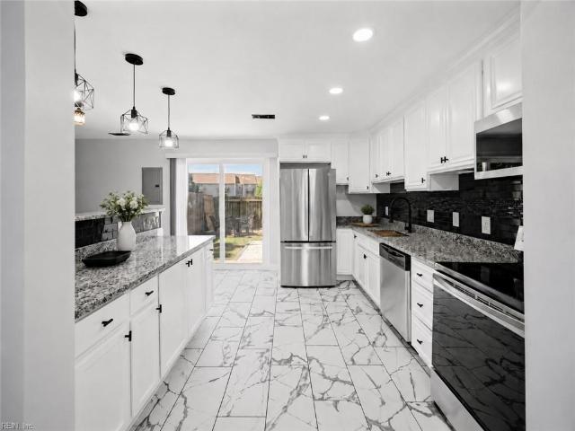 1556 Fairfax DR