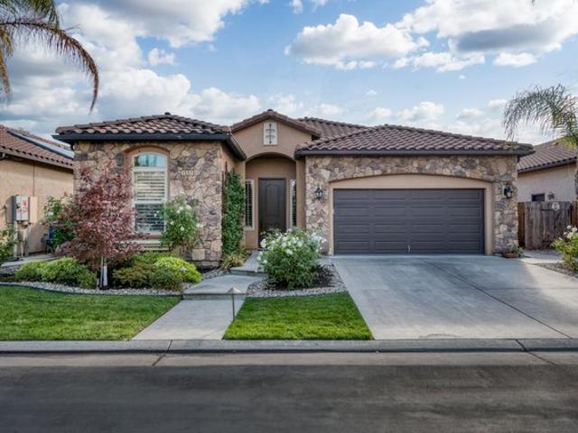 1557 E Via Estrella Dr, Fresno, CA 93730