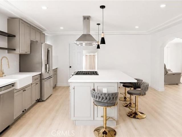1558 W 105th