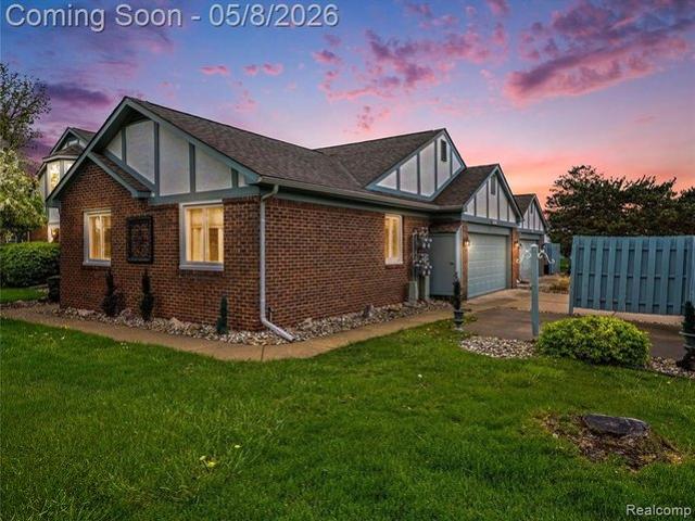 15596 Huntcliff Dr Unit 40, Macomb Township, MI 48044