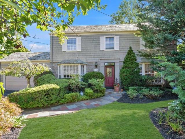 1559 Pebble Ln, Hewlett, NY 11557