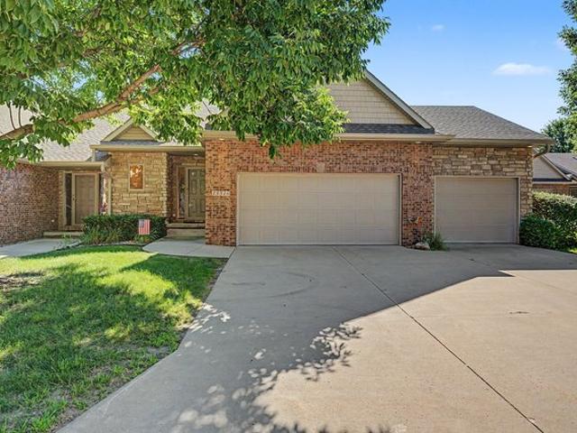 15516 Oakwood Dr, Urbandale, IA 50323