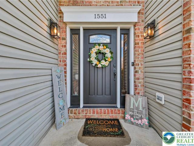 1551 Thornwood View N