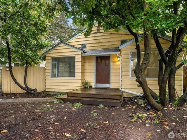 15527 Wallingford Ave N, Shoreline, WA 98133