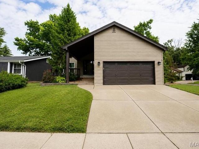 1552 Meadowside Dr, Saint Louis, MO 63146