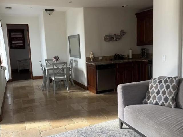 1552 Summit