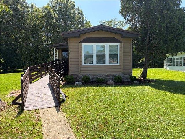 1553 Lee Ln, Grove City, PA 16127