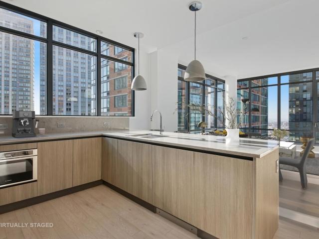 155 Bay St # 3307
