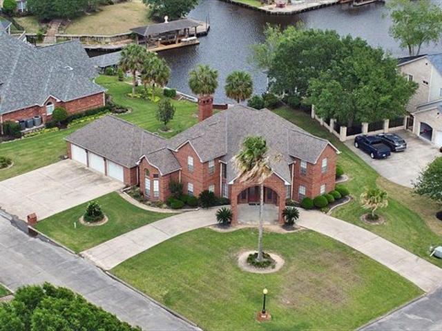 155 Greenhead Pt, Orange, TX 77630