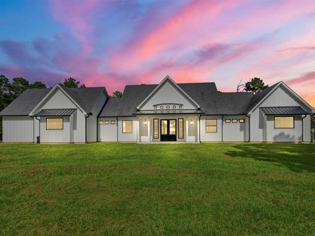155 Oetken E, Anahuac, TX 77514