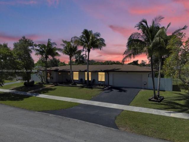 15640 Palmetto Club Dr, Miami, FL 33157