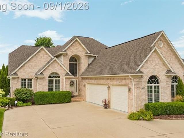 15657 Kingsway Dr, Macomb Township, MI 48044