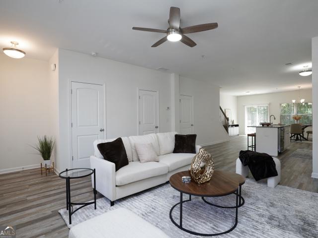 1565 Iris Walk