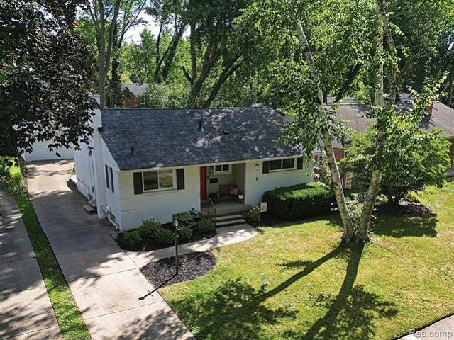 15669 Buckingham Ave, Beverly Hills, MI 48025