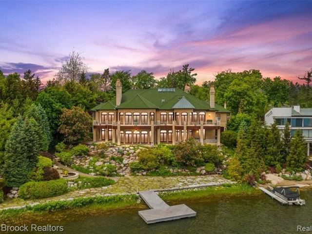 1567 Island Ln, Bloomfield Township, MI 48302