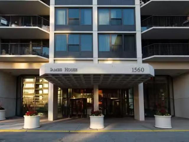 1560 N Sandburg Terrace, 1703J, Chicago, IL 60610