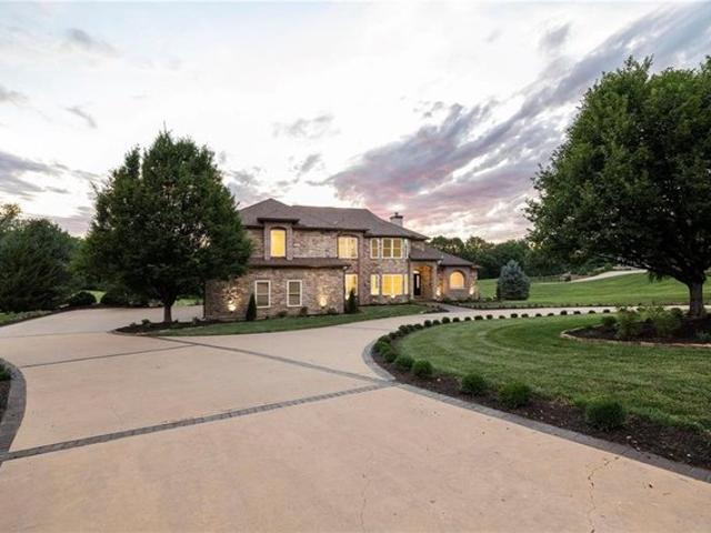 15614 Quail Ridge Dr, Smithville, MO 64089