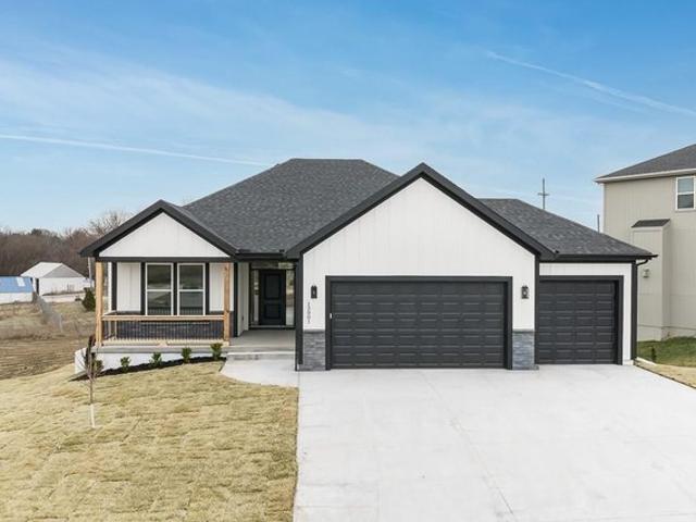 15618 Austin Ct, Basehor, KS 66007