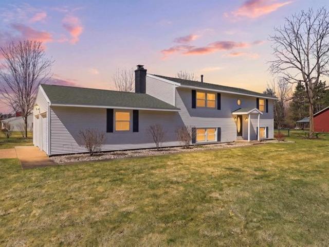 1561 Ojibwa Ln, Plover, WI 54467