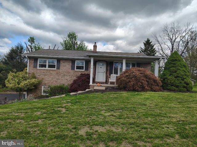1561 Lakeshore Dr, Chambersburg, PA 17202