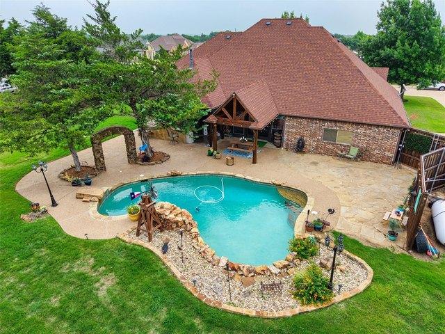 1561 Saint Andrews Dr, Red Oak, TX 75154