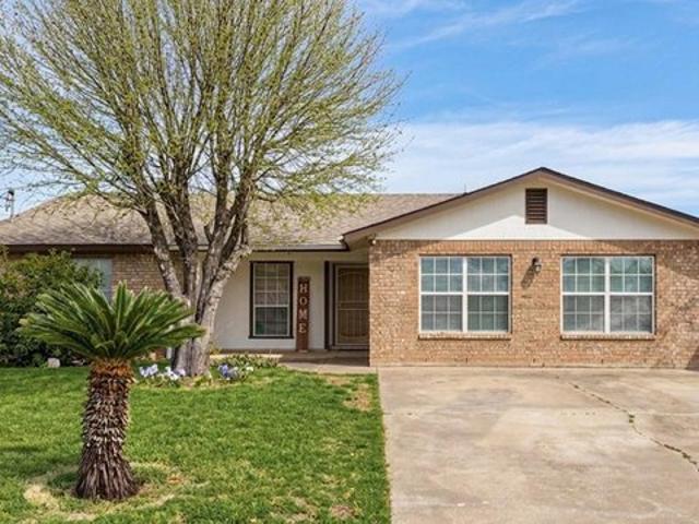 1563 Paseo Encinal Dr, Eagle Pass, TX 78852