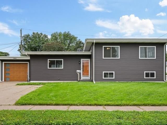 1563 W Garfield St, Davenport, IA 52804