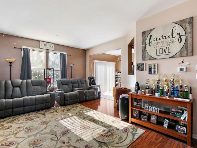 1563 Yellowstone Dr, Streamwood, IL 60107 | MLS #12574 | Compass