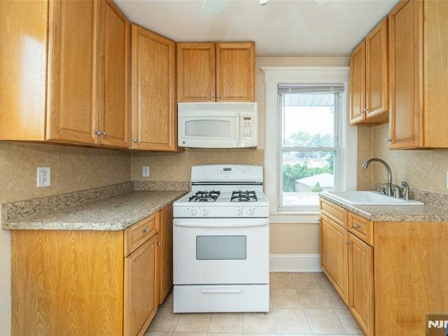 156 Cedar Avenue 2, Hawthorne, US, NJ