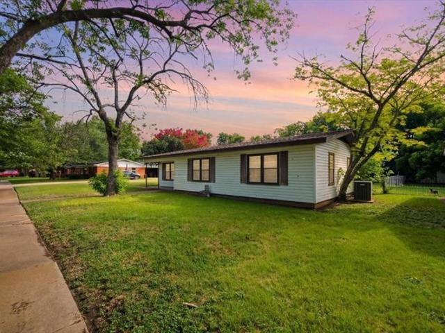 156 Bowie St, McGregor, TX 76657