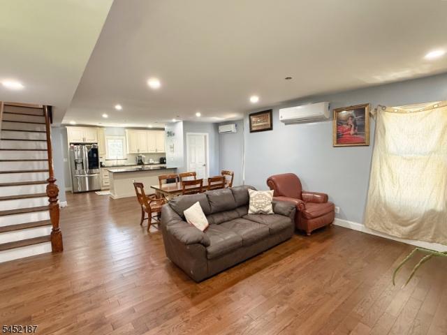 156 E 8Th Ave