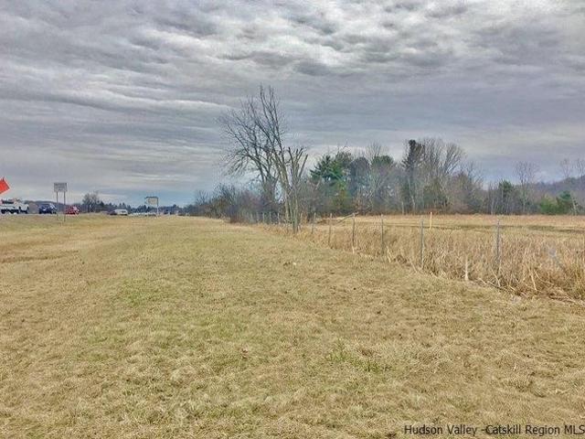 156 E Hawley Ln, Hannacroix, NY 12087